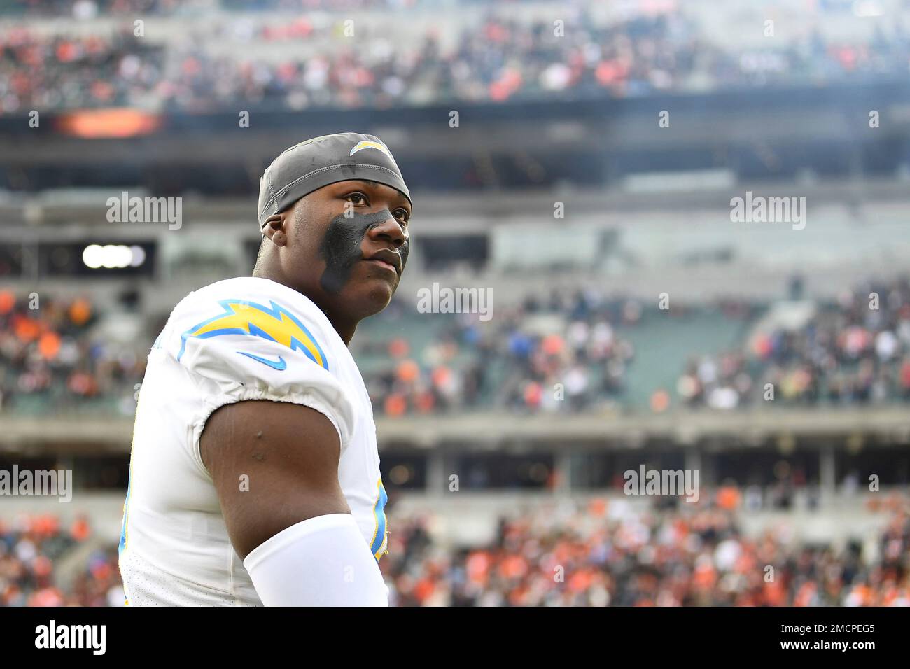 Los Angeles Chargers middle linebacker Kenneth Murray (9) looks on ...