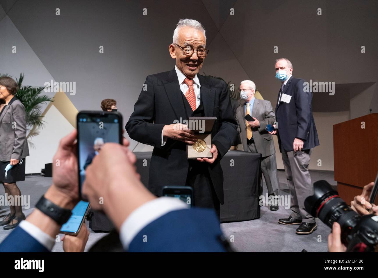 Syukuro Manabe, with the Nobel Prize in Physics, poses for pictures ...