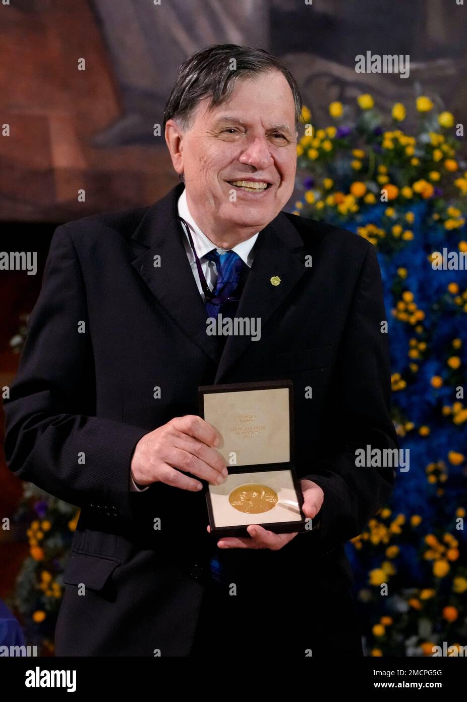 Italian physicist Giorgio Parisi shows the 2021 Nobel for Physics medal ...
