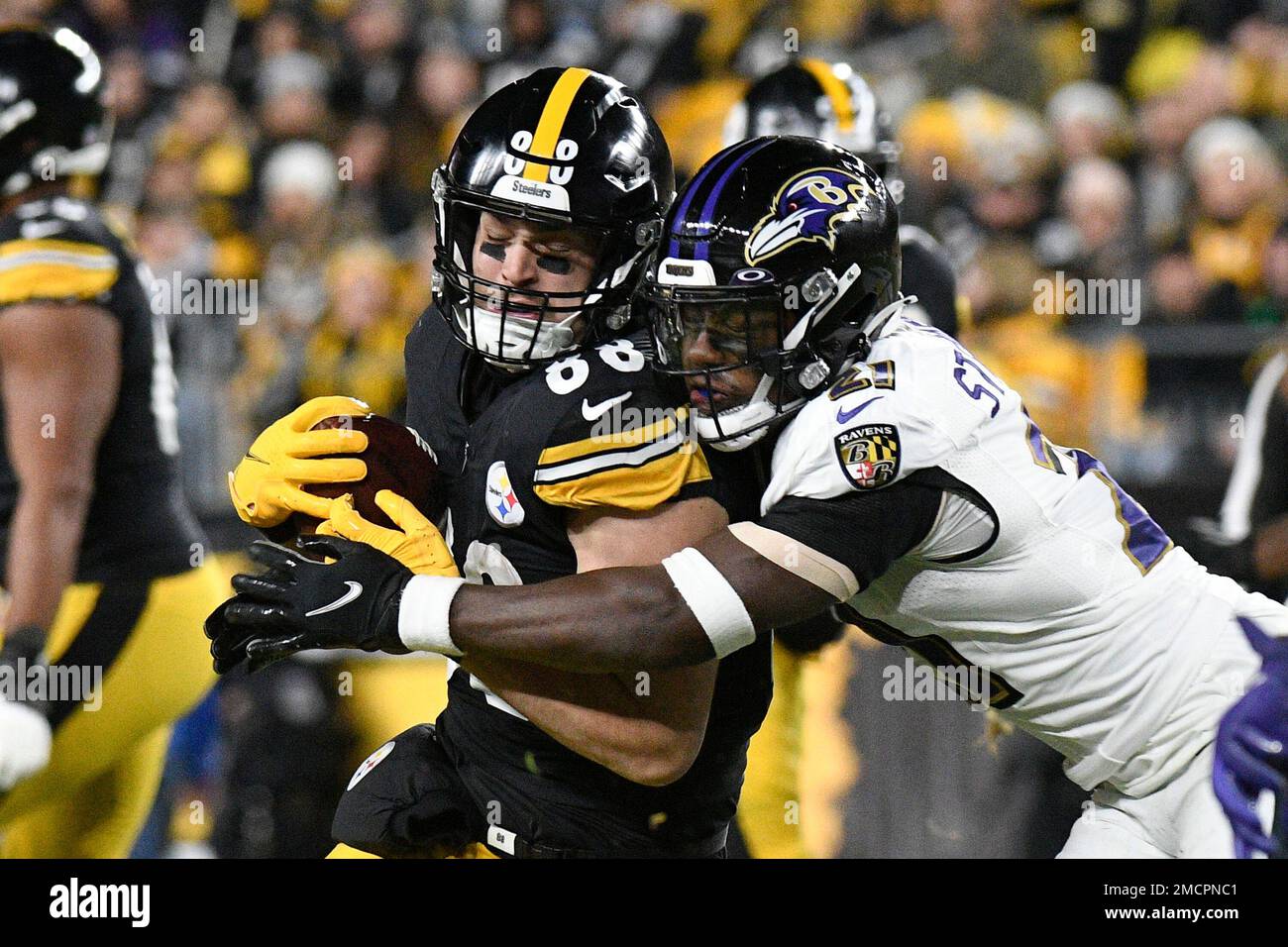 Pittsburgh Steelers tight end Pat Freiermuth (88) makes a catch as ...