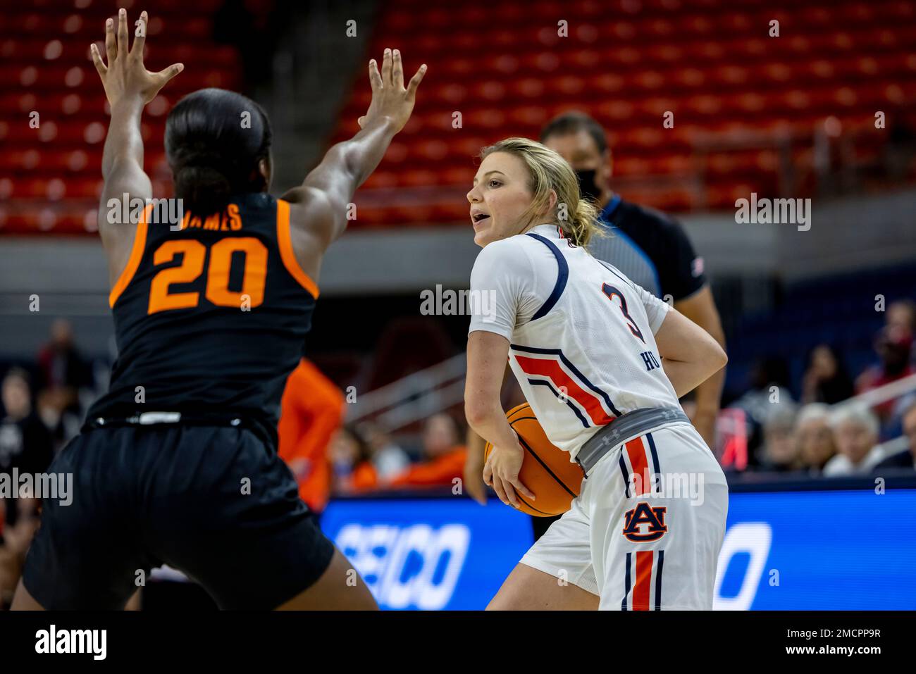 Auburn guard Annie Hughes (3) works the perimeter against Oklahoma ...