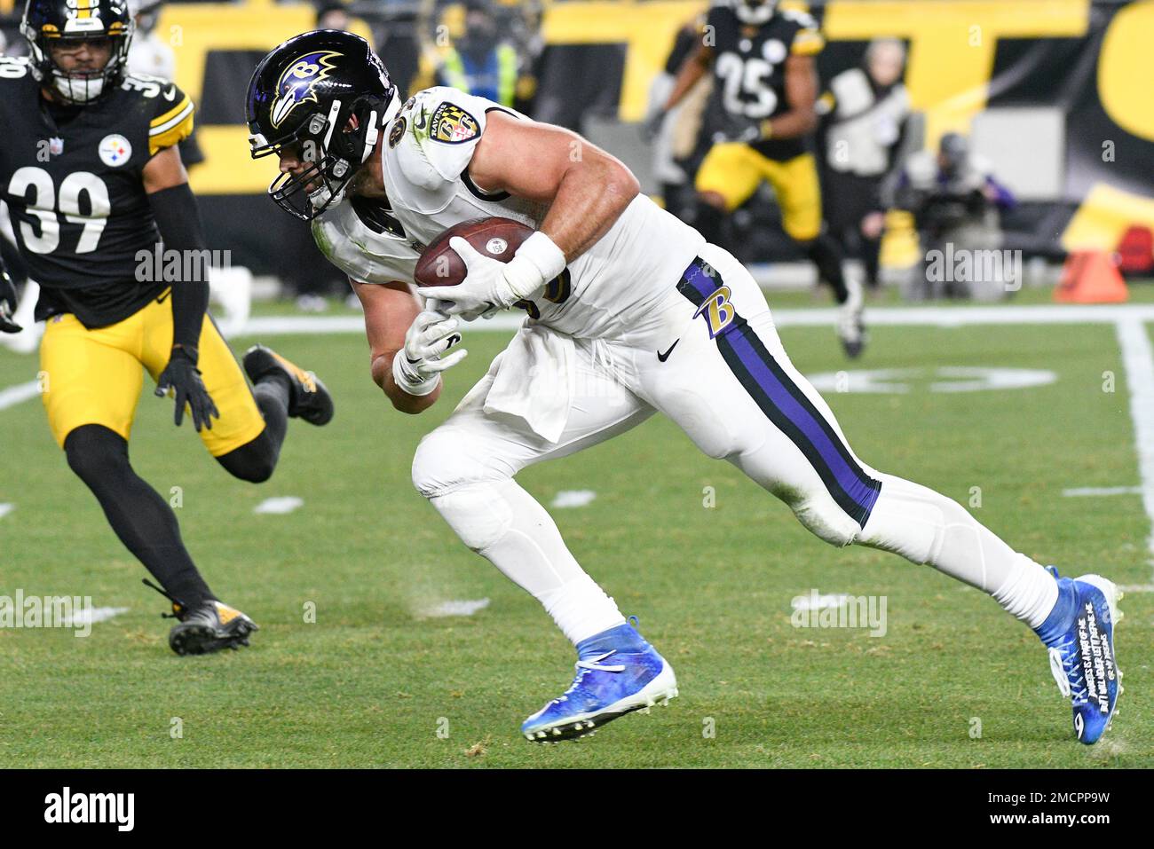 Baltimore Ravens tight end Mark Andrews (89) runs after he makes a ...