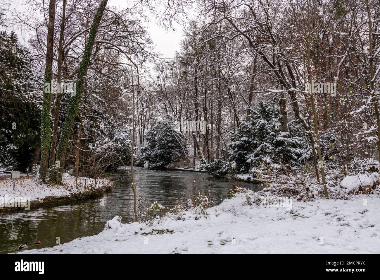 English garden munich germany river hi-res stock photography and images ...
