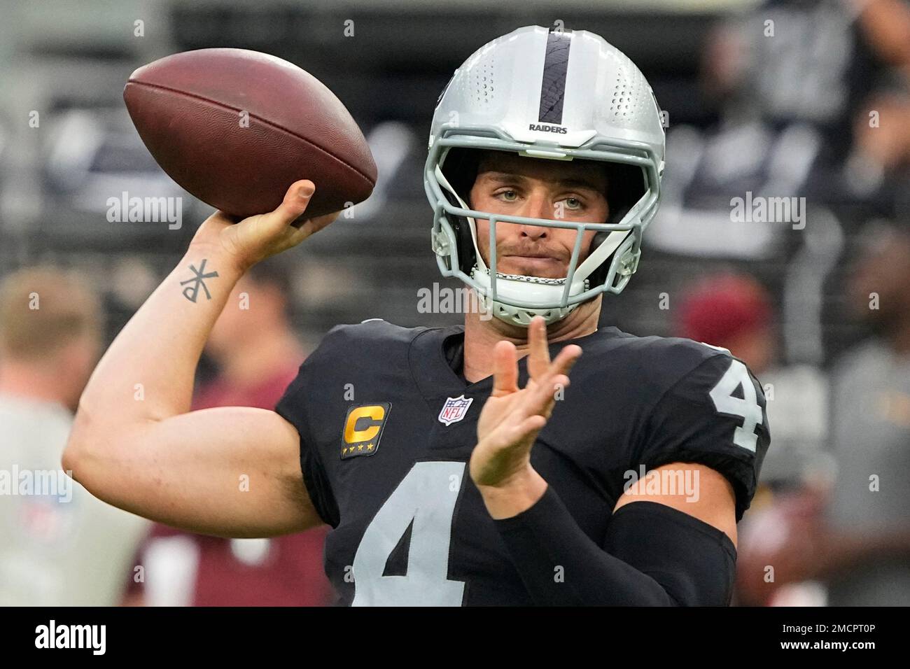 Las Vegas Raiders quarterback Derek Carr (4) warms up before an NFL ...