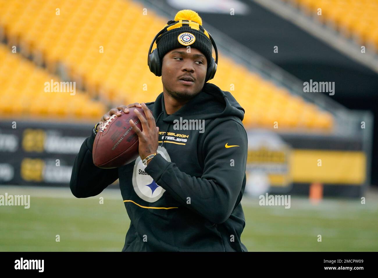 Pittsburgh Steelers quarterback Dwayne Haskins (3) warms up before an ...