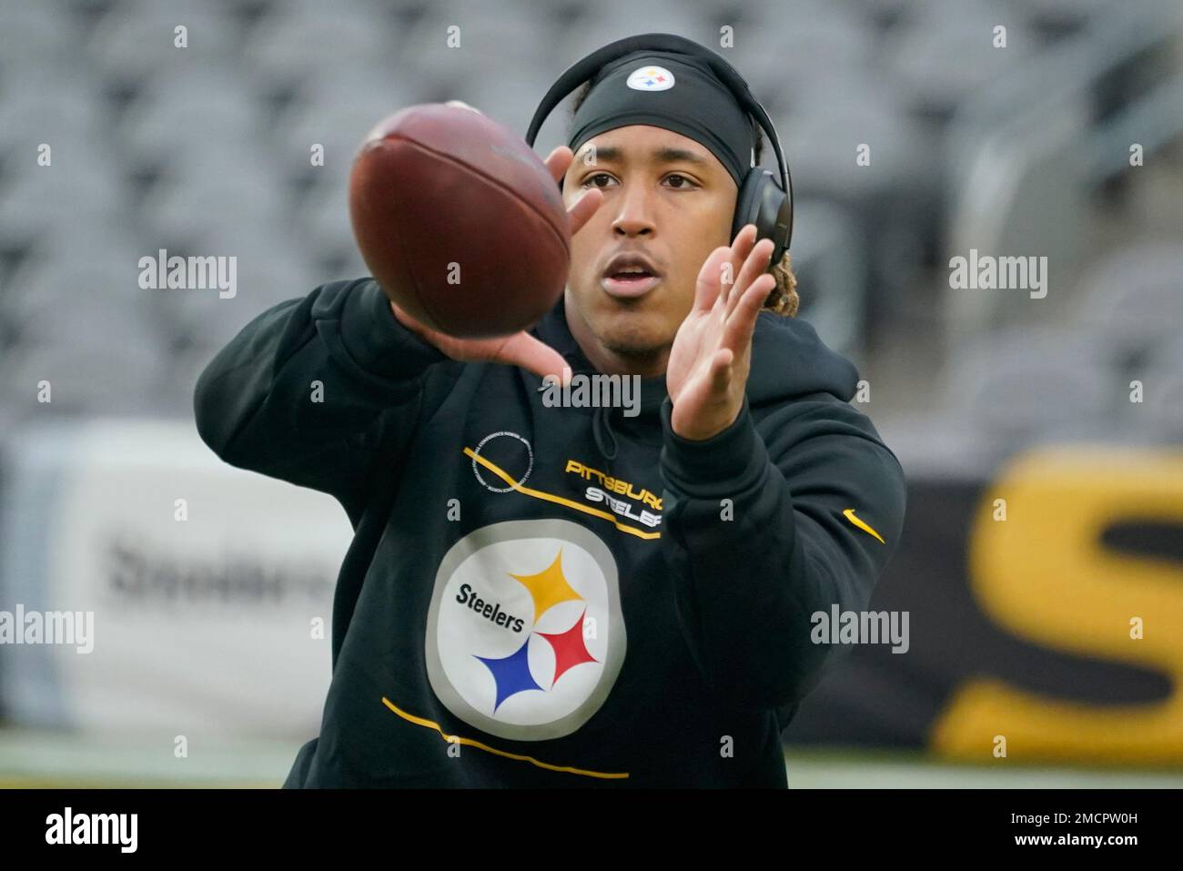 Pittsburgh Steelers running back Benny Snell (24) warms up before an ...