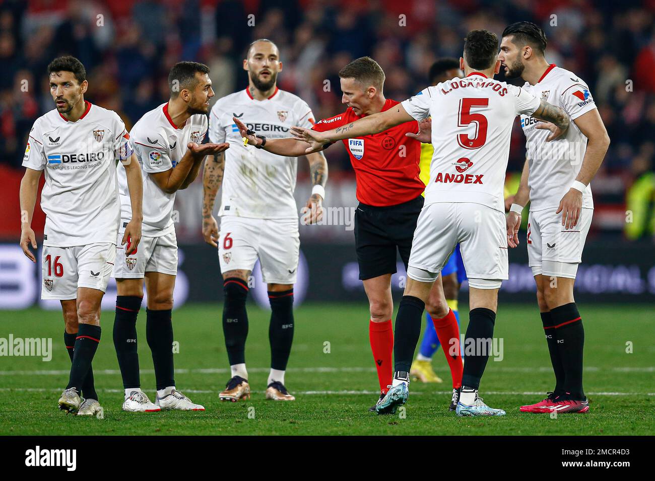 The referee Alejandro Hernandez Hernandez, Jesus Navas, Joan Jordan ...