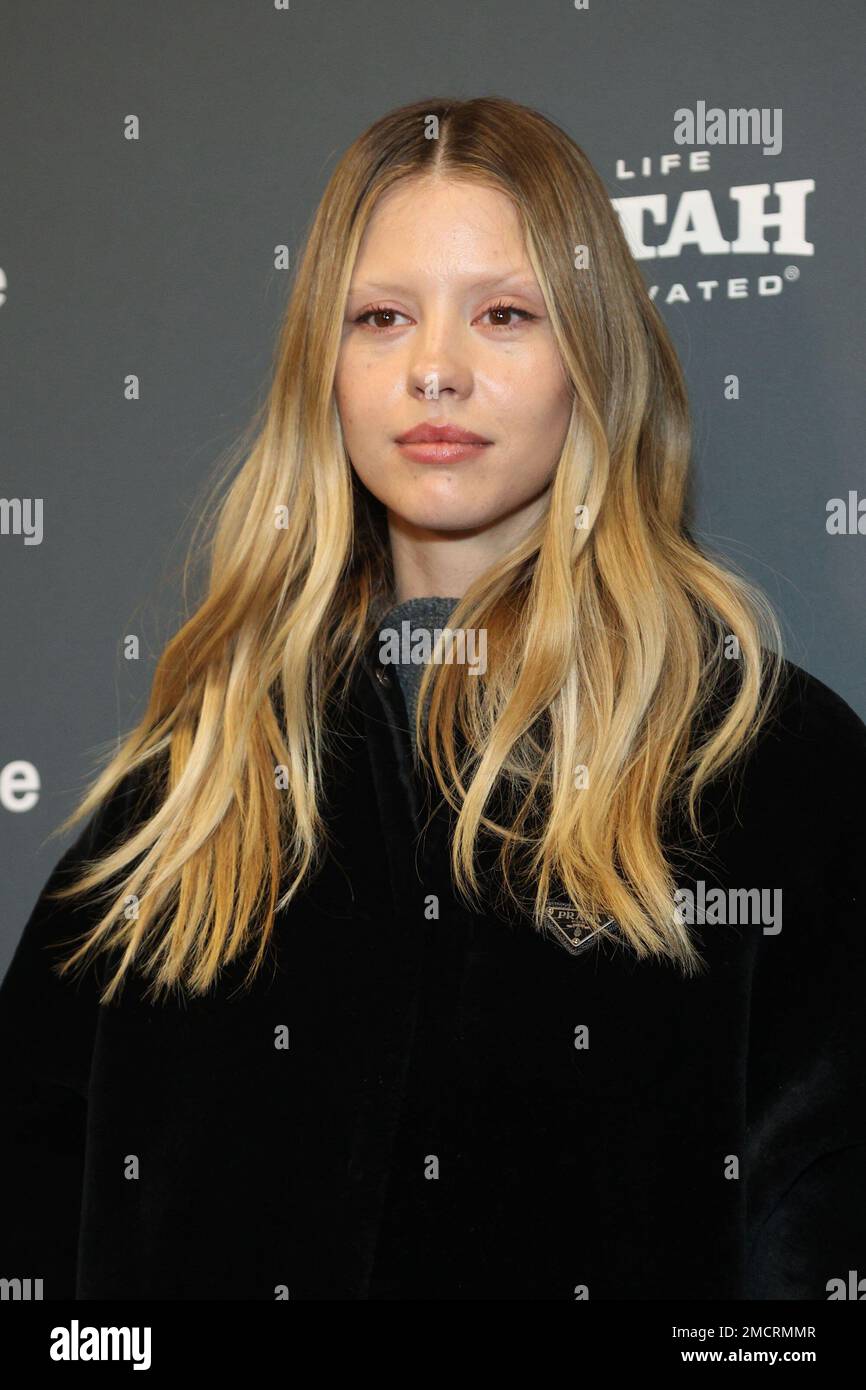 Infinity pool mia goth hi-res stock photography and images - Alamy