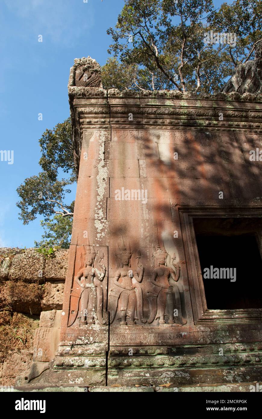 Carvings of Devatas in wall, Angkor Wat temple, Siem Riep, Cambodia ...