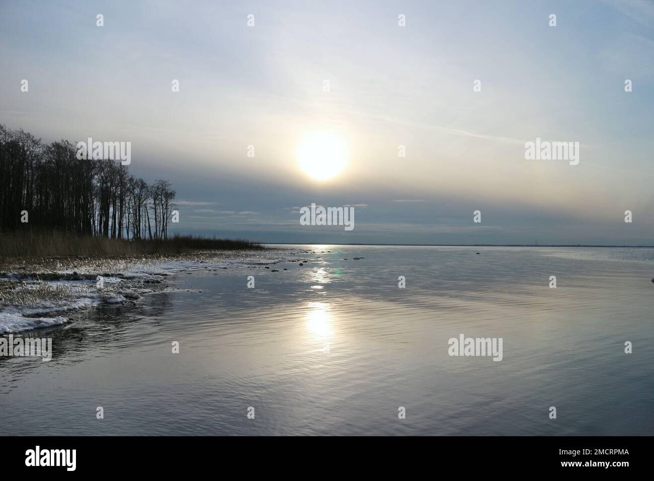 cold winter sun hangs low over the horizon, seascape Stock Photo - Alamy