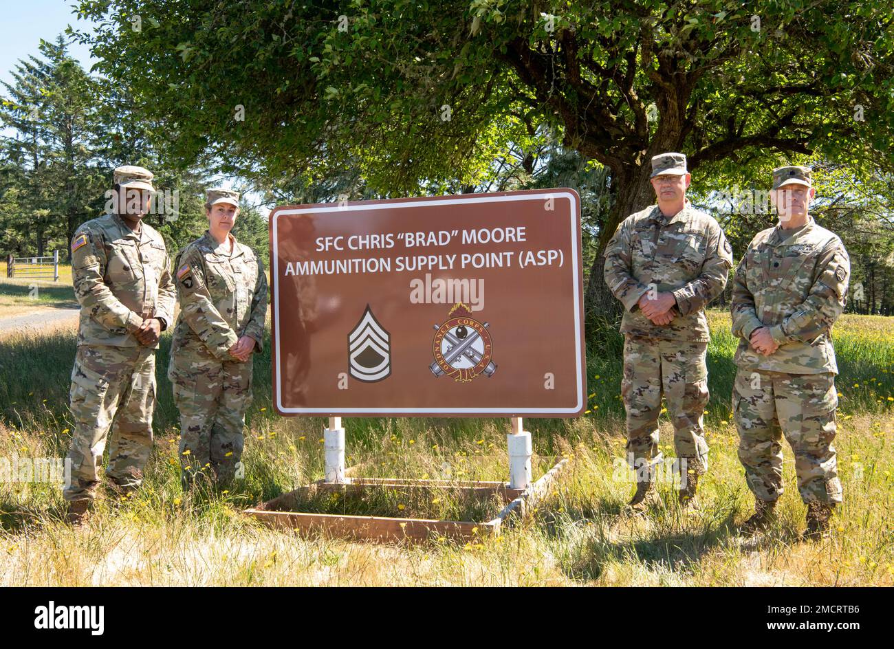 Members of the Oregon Army National Guard gather for a photo for the ...