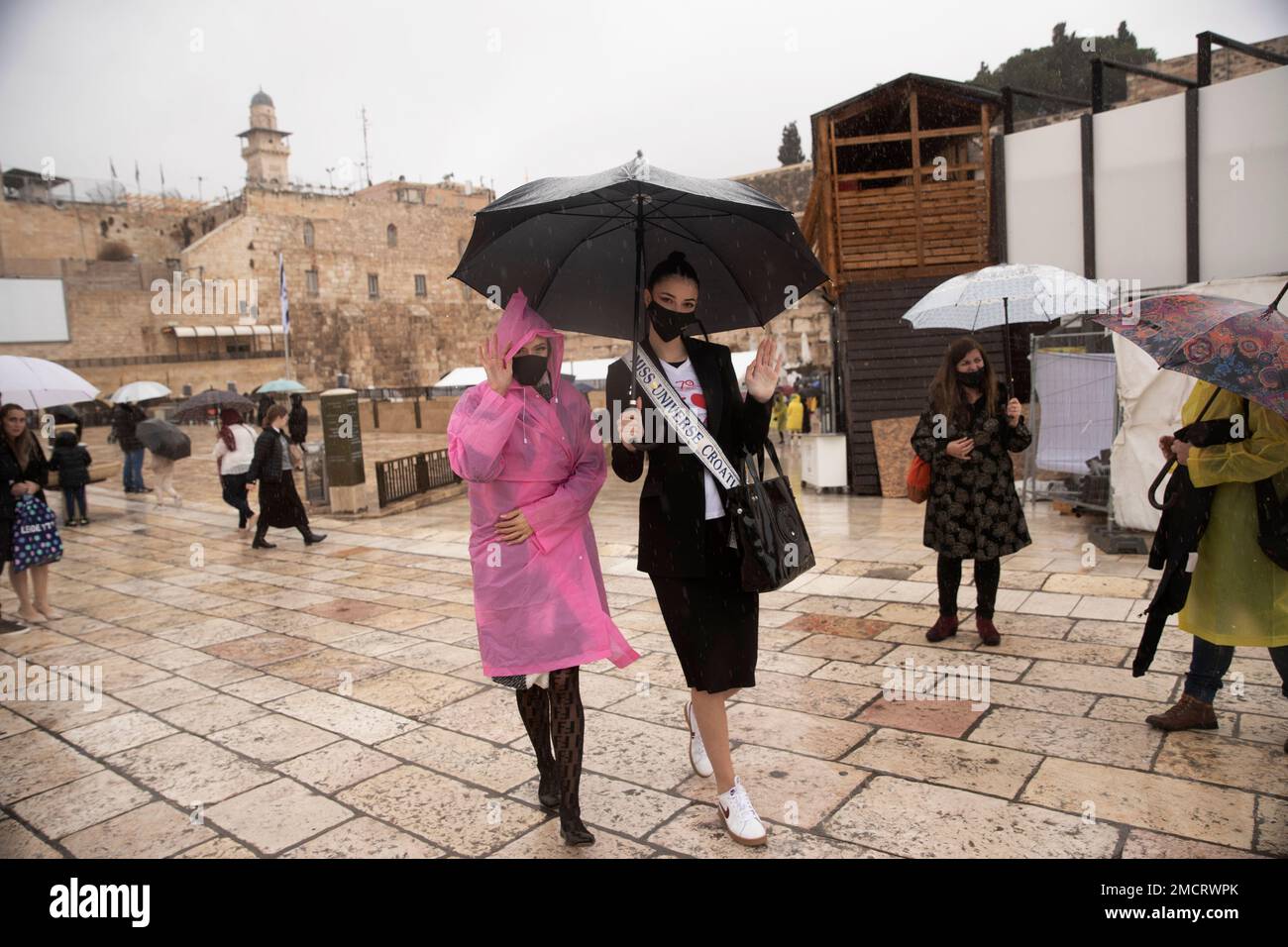 Contestants in the Miss Universe pageant visit the Western Wall on ...