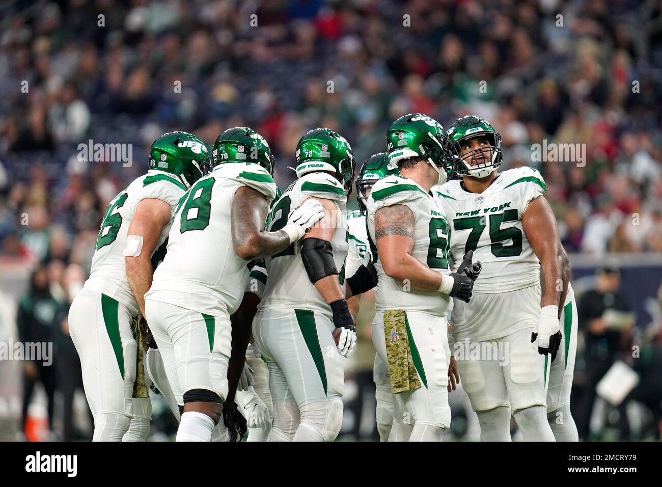 New York Jets offense huddles up in a group including Morgan Moses (78 ...