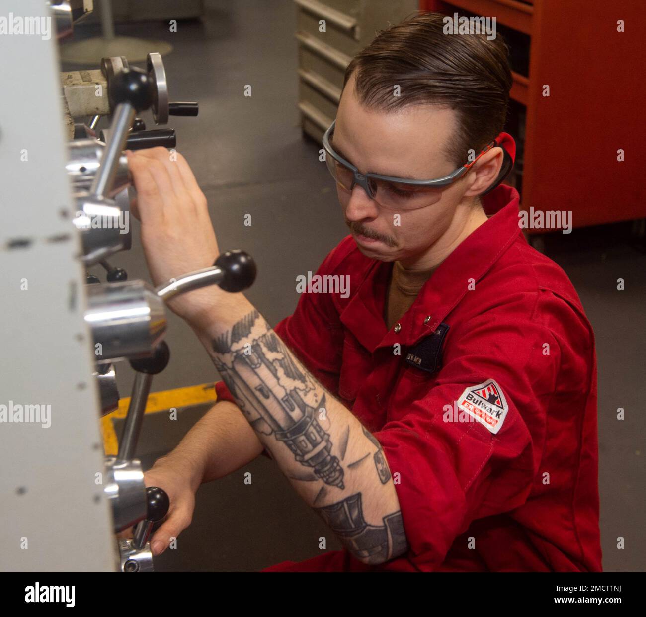 221130-N-JO823-1039 PHILIPPINE SEA (Nov. 30, 2022) Machinery Repairman ...