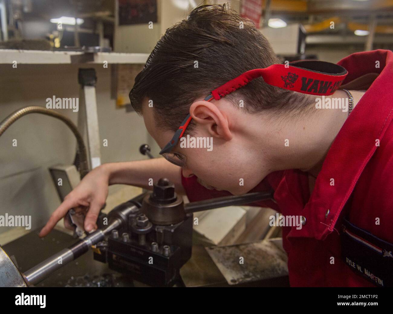 221130-N-JO823-1050 PHILIPPINE SEA (Nov. 30, 2022) Machinery Repairman ...