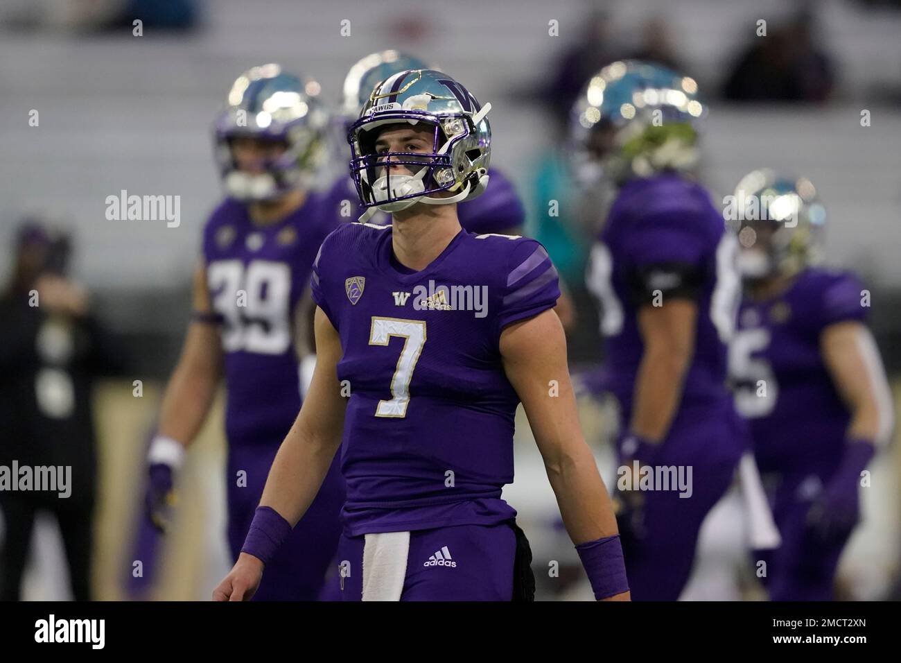 Washington quarterbacks Sam Huard (7) before an NCAA college football ...