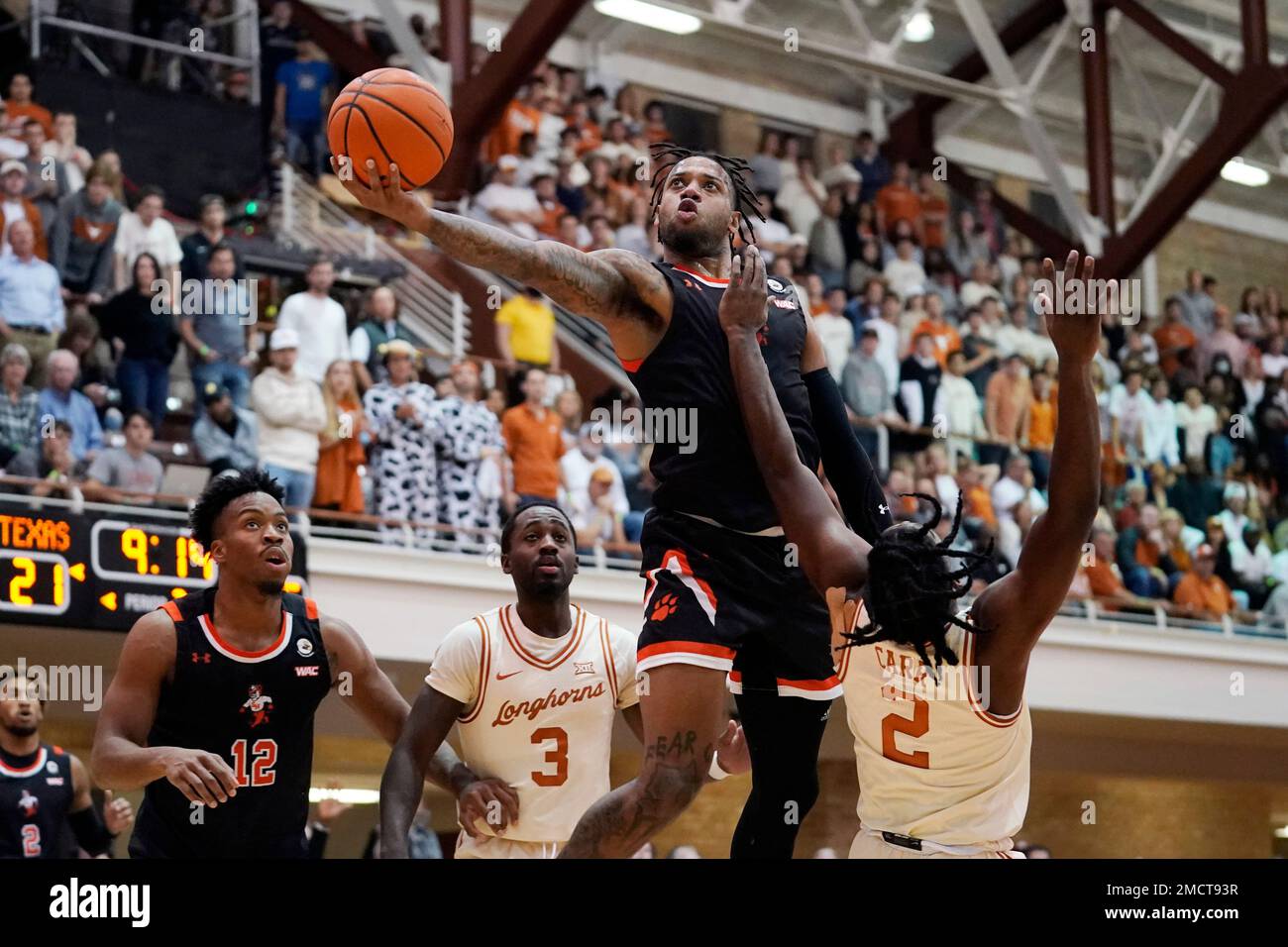 Sam Houston State guard Savion Flagg (1) drives to the basket over ...