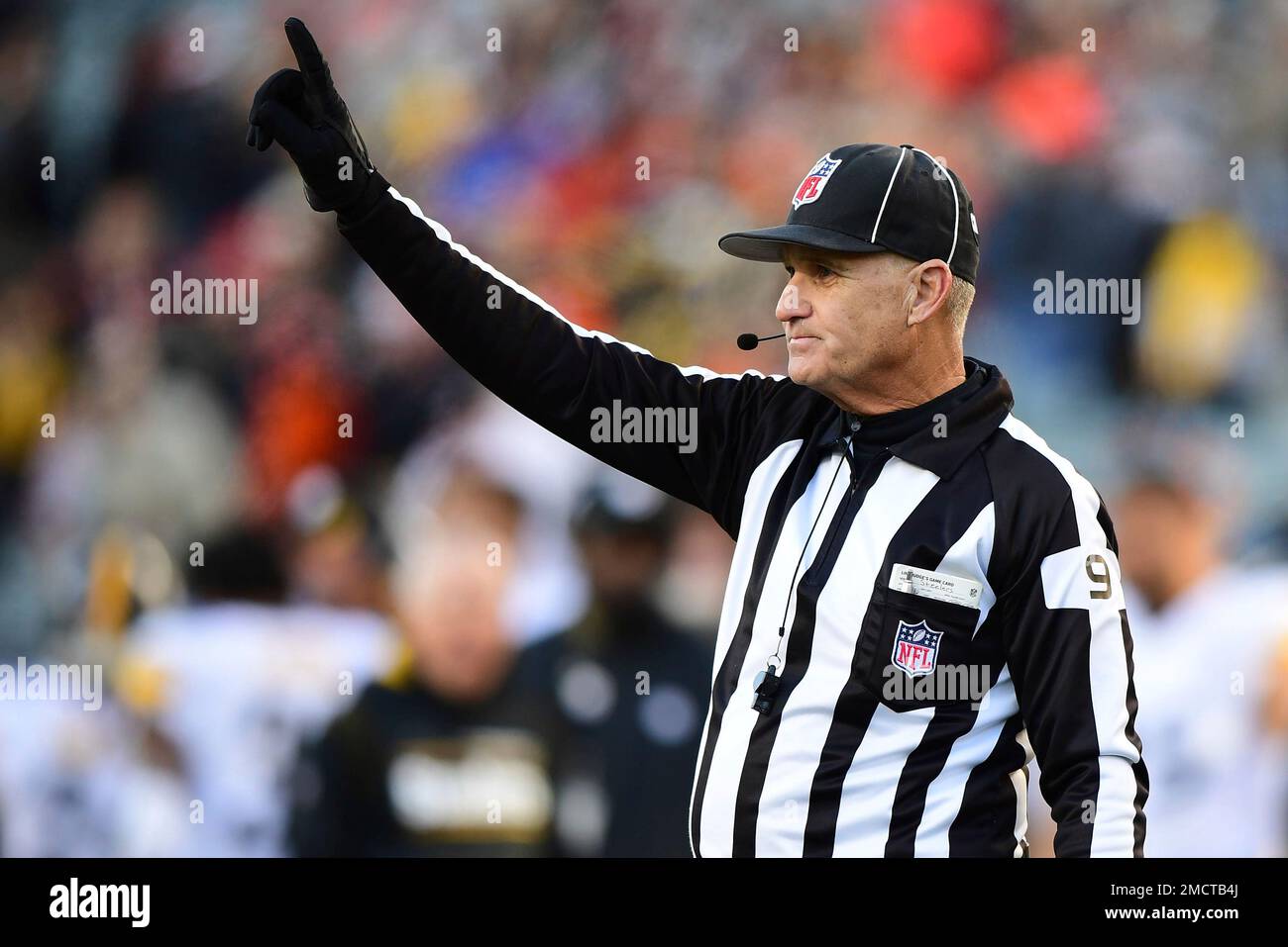 Line judge Mark Perlman (9) signals during an NFL football game between ...