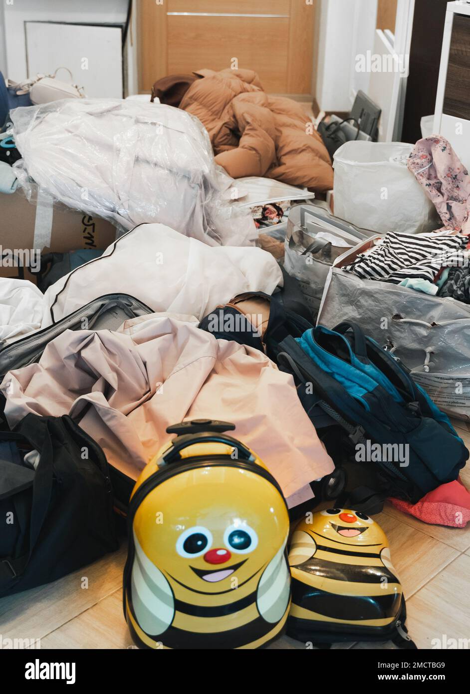 Suitcase packing mess hi-res stock photography and images - Alamy