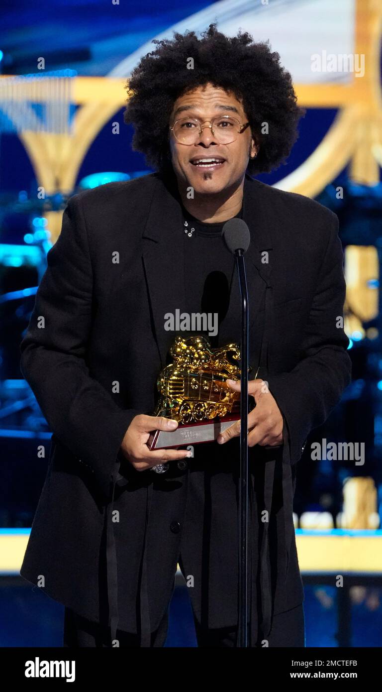 Maxwell accepts the Living Legend Award at the Soul Train Music Awards ...