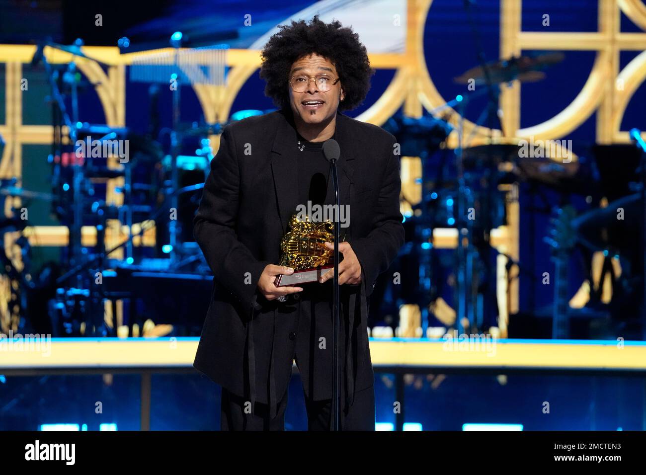 Maxwell accepts the Living Legend Award at the Soul Train Music Awards ...