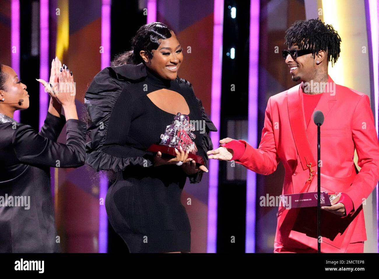21 Savage presents Jazmine Sullivan with the Best Female R&B Soul Award ...