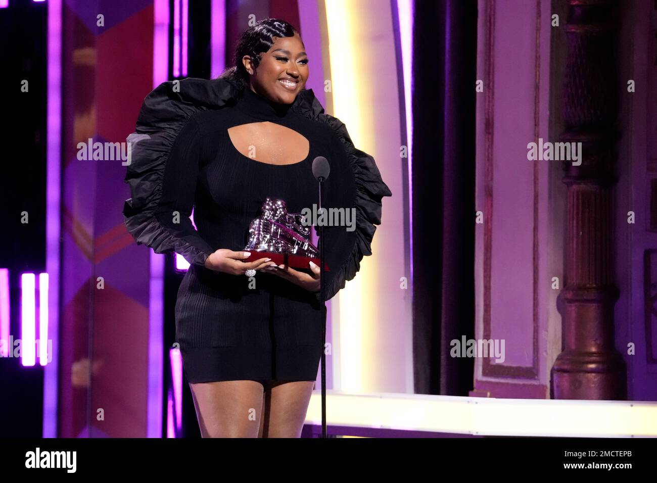 Jazmine Sullivan accepts the Best Female R&B Soul Award at the Soul ...