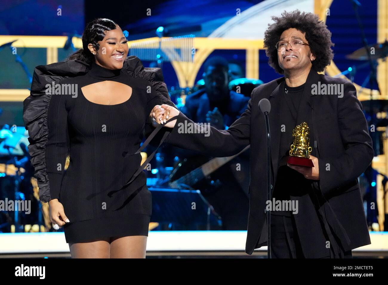 Maxwell accepts the Living Legend Award at the Soul Train Music Awards ...