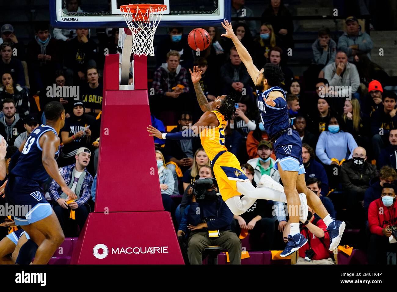 La Salle's Khalil Brantley, center, goes up for a shot past Villanova's ...