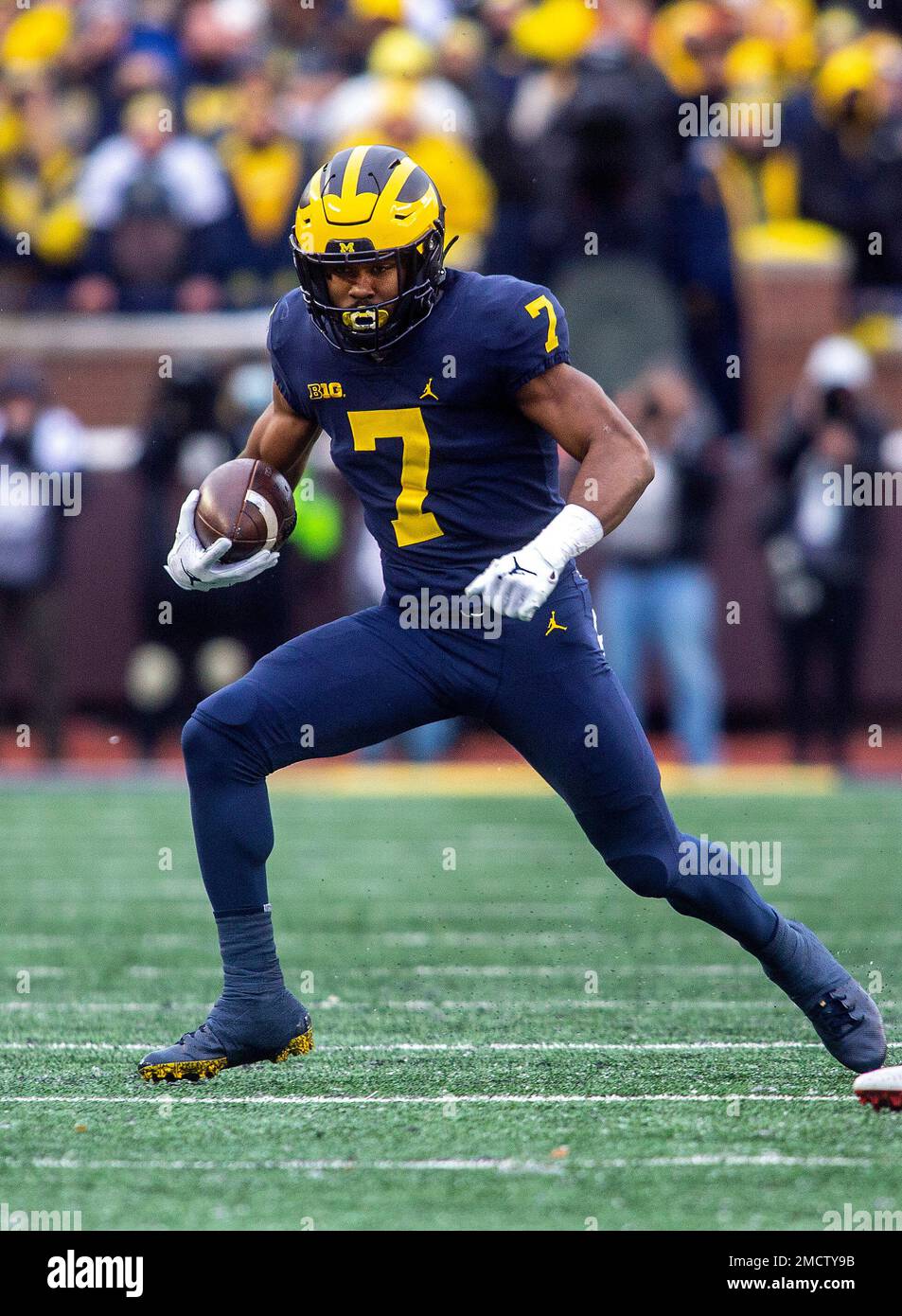 Michigan running back Donovan Edwards (7) rushes in the fourth quarter ...