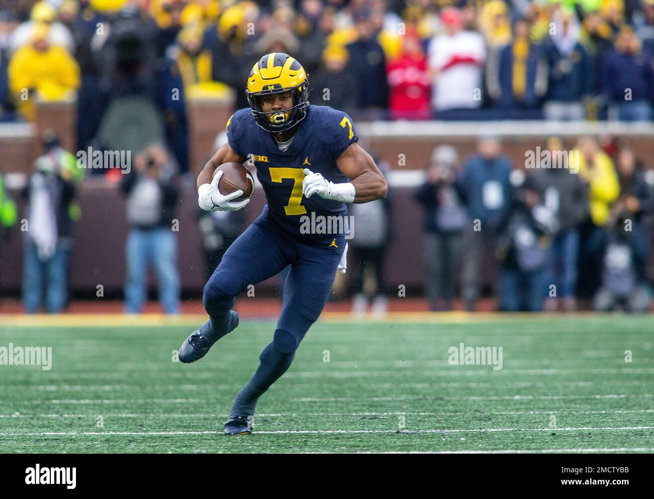 Michigan running back Donovan Edwards (7) rushes in the fourth quarter ...