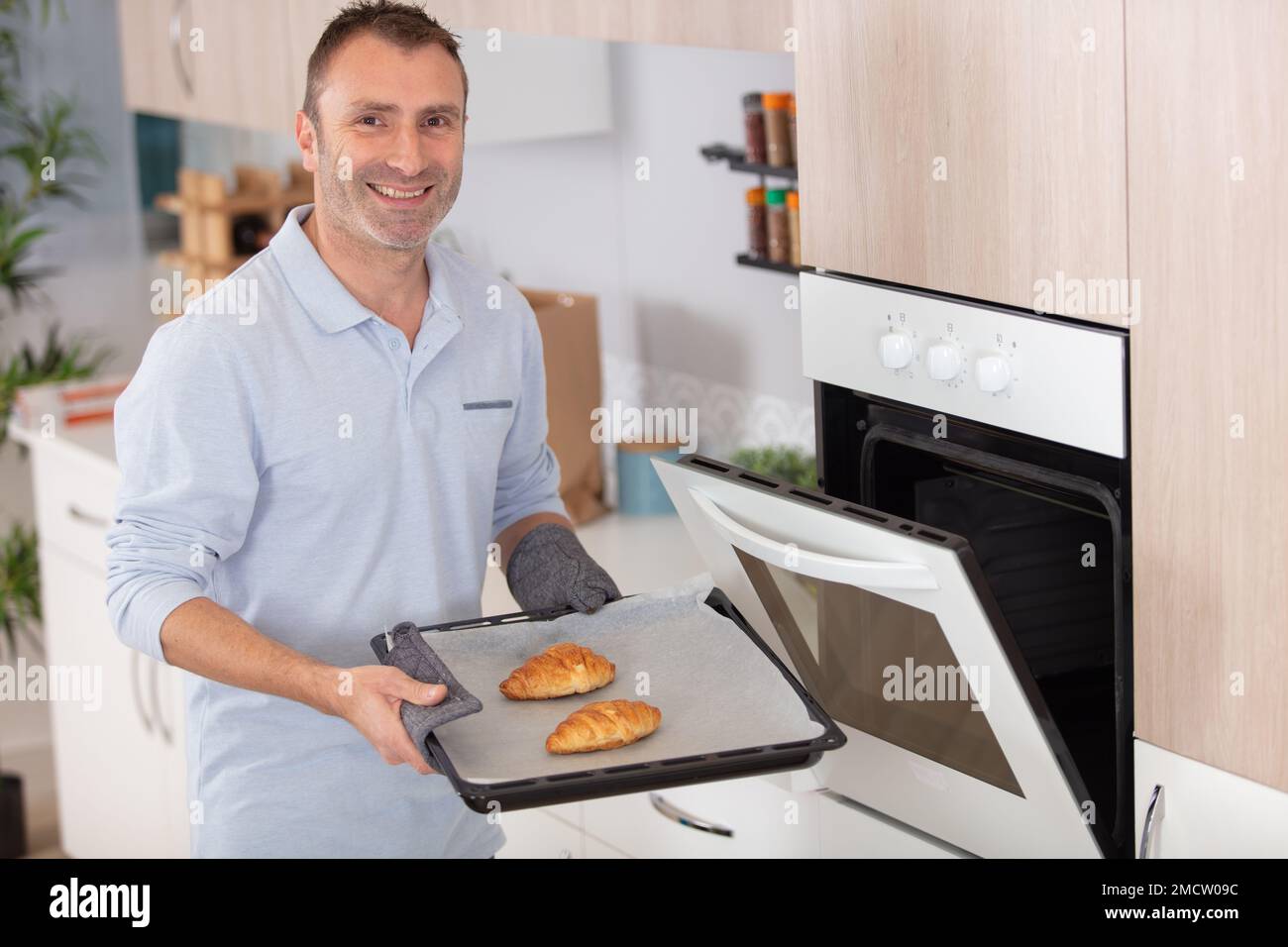 bakery chef cooking bake in the kitchen Stock Photo - Alamy