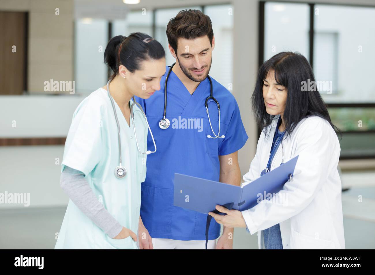 Team doctors conferring hi-res stock photography and images - Alamy
