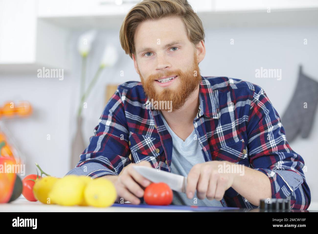 man cutting tomatos Stock Photo - Alamy