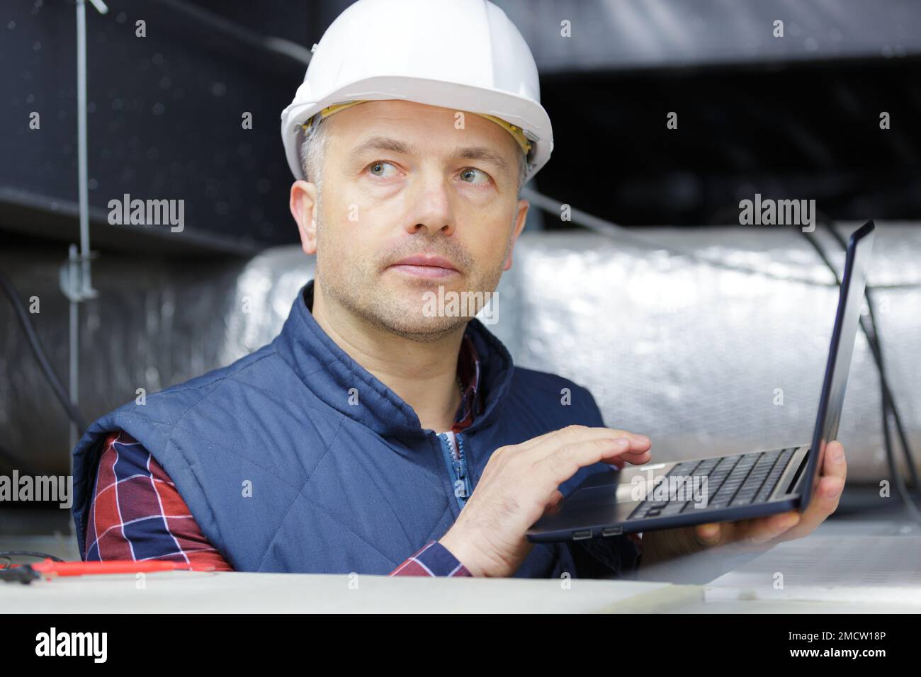 Team building solar panel hi-res stock photography and images - Alamy