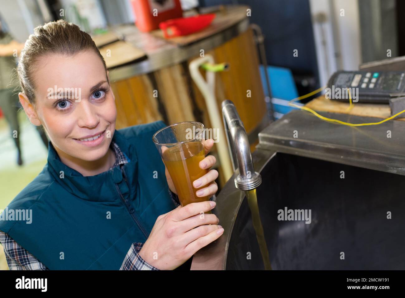 Female brewer hi-res stock photography and images - Alamy