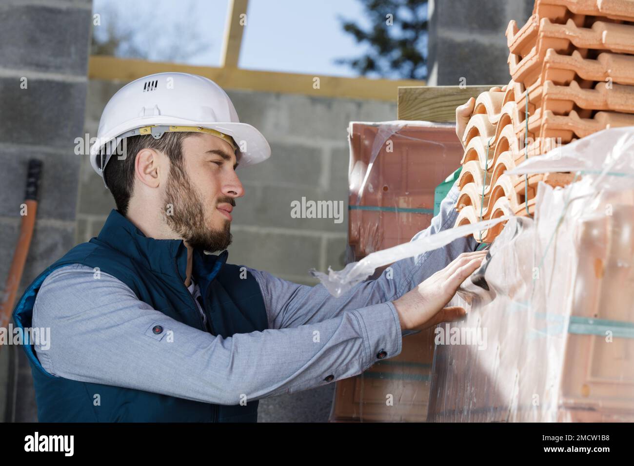 construction worker on building site laying slate tiles Stock Photo - Alamy