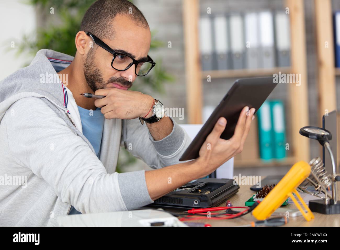 Computer servicing hi-res stock photography and images - Alamy