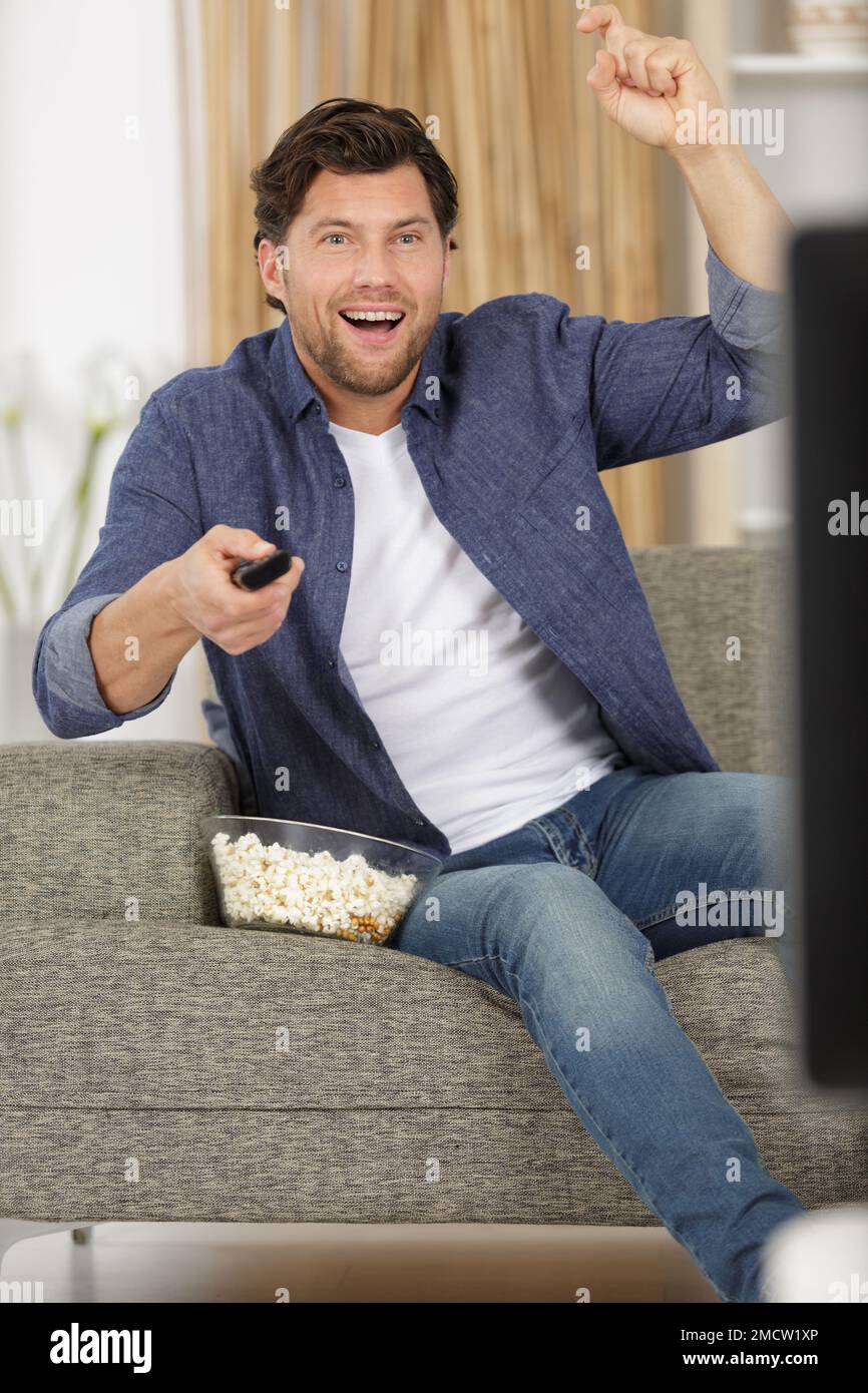 Man alone eating watching tv hi-res stock photography and images - Alamy