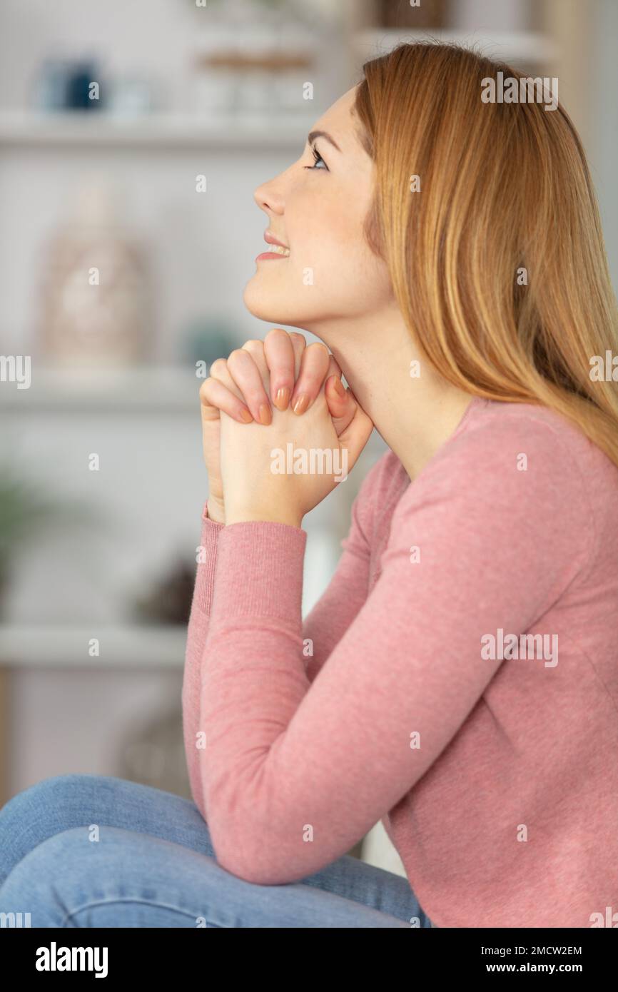 headshot front portrait of smiling friendly millennial woman sitting ...