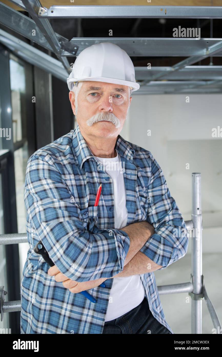 portrait of senior tradesman on scaffolding Stock Photo - Alamy