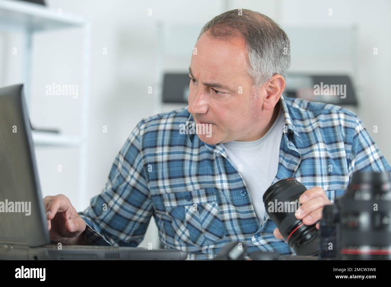 photographer checking photos in laptop Stock Photo - Alamy