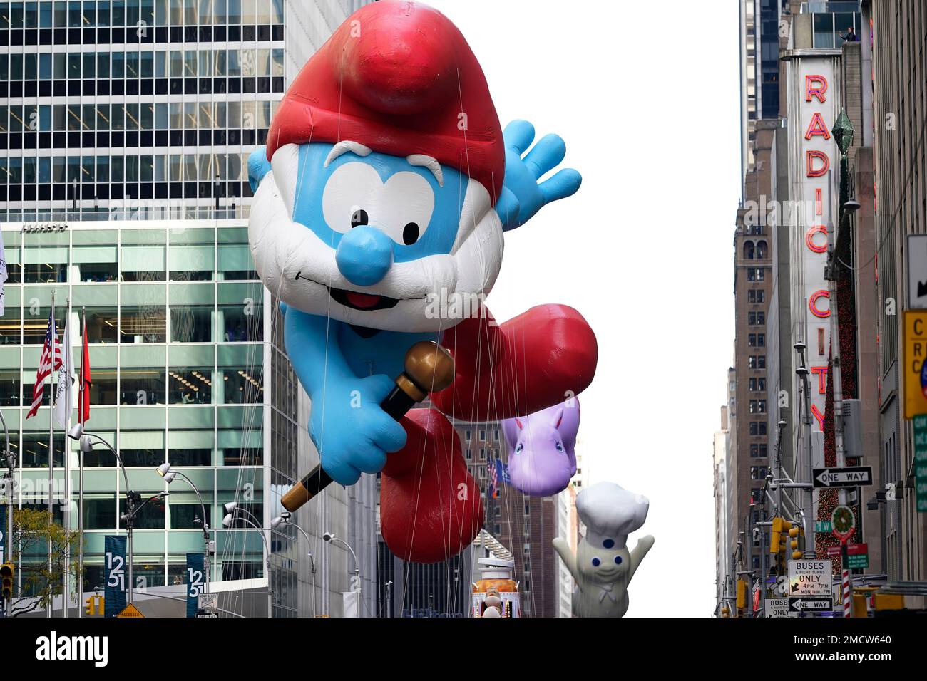 The Papa Smurf balloon floats in the Macy's Thanksgiving Day Parade on ...