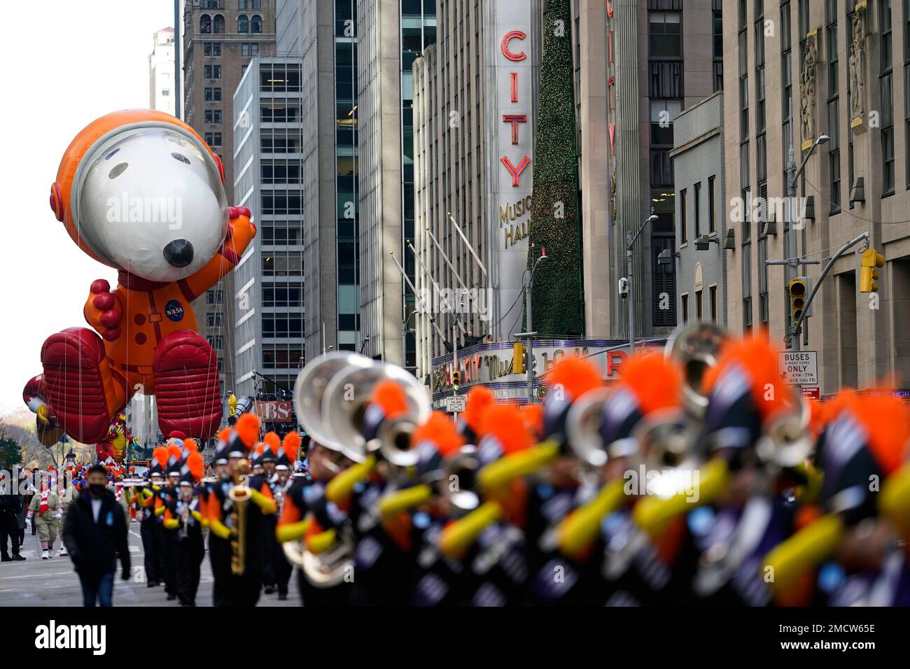 The Astronaut Snoopy balloon floats in the Macy's Thanksgiving Day ...