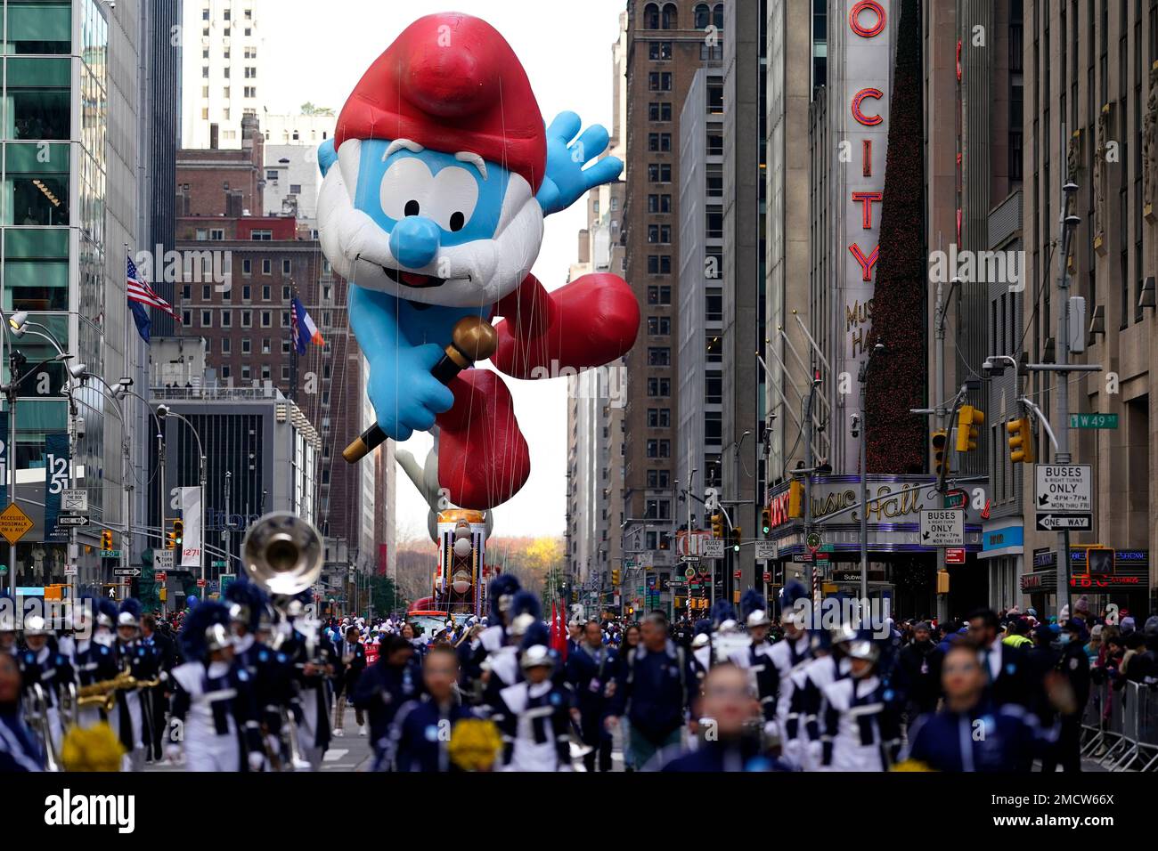 The Papa Smurf balloon floats in the Macy's Thanksgiving Day Parade on ...
