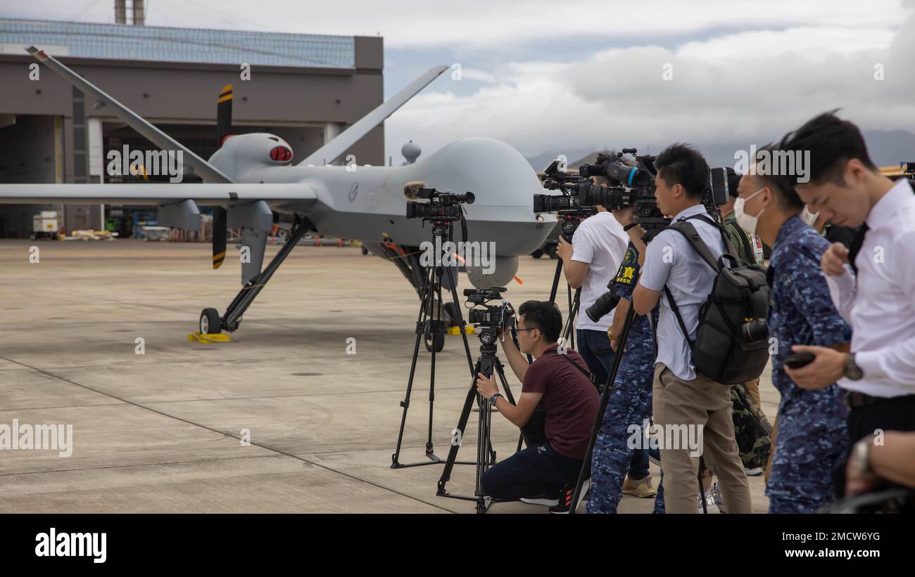 KANEOHE BAY, Hawaii (July 10, 2022) International media document U.S ...