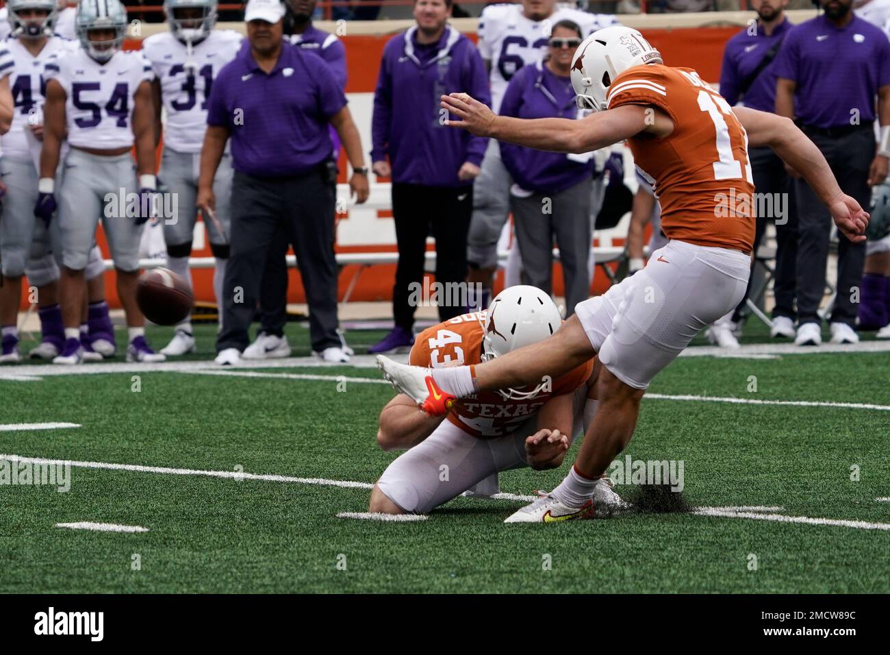 Texas place kicker Cameron Dicker (17) kicks a field goal against ...