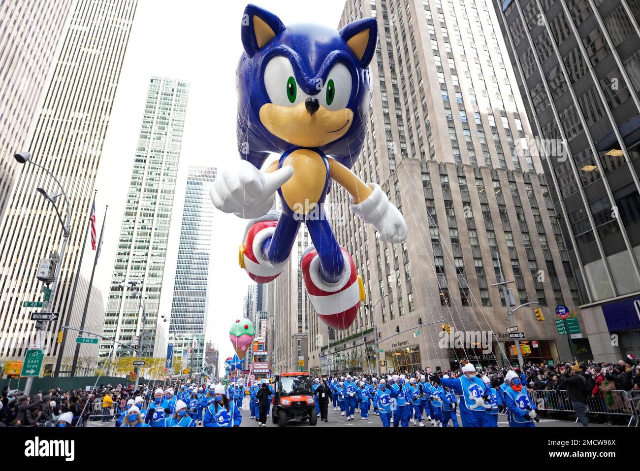The Sonic the Hedgehog balloon floats in the Macy's Thanksgiving Day ...