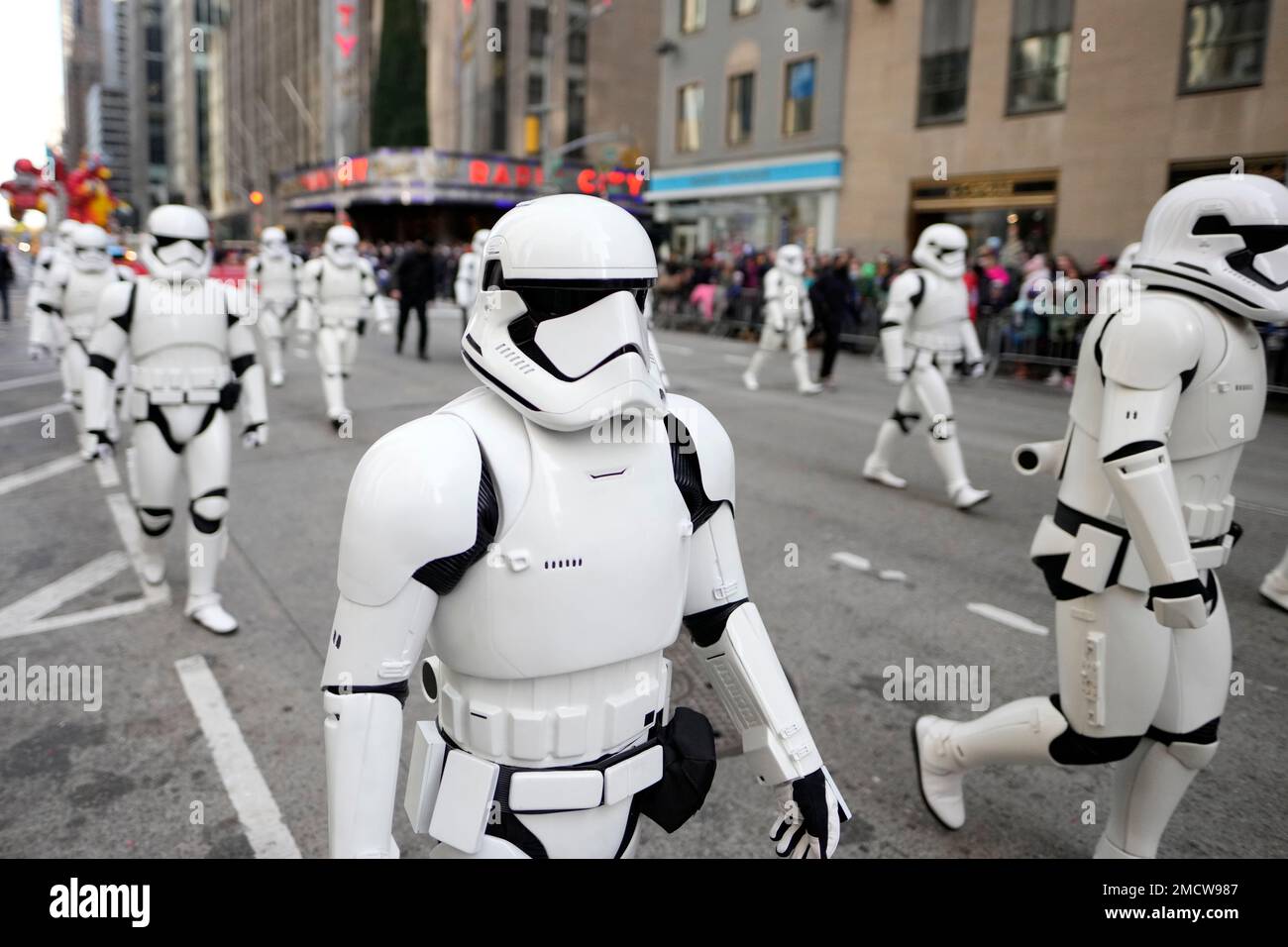 Star Wars stormtroopers march in the Macy's Thanksgiving Day Parade on ...