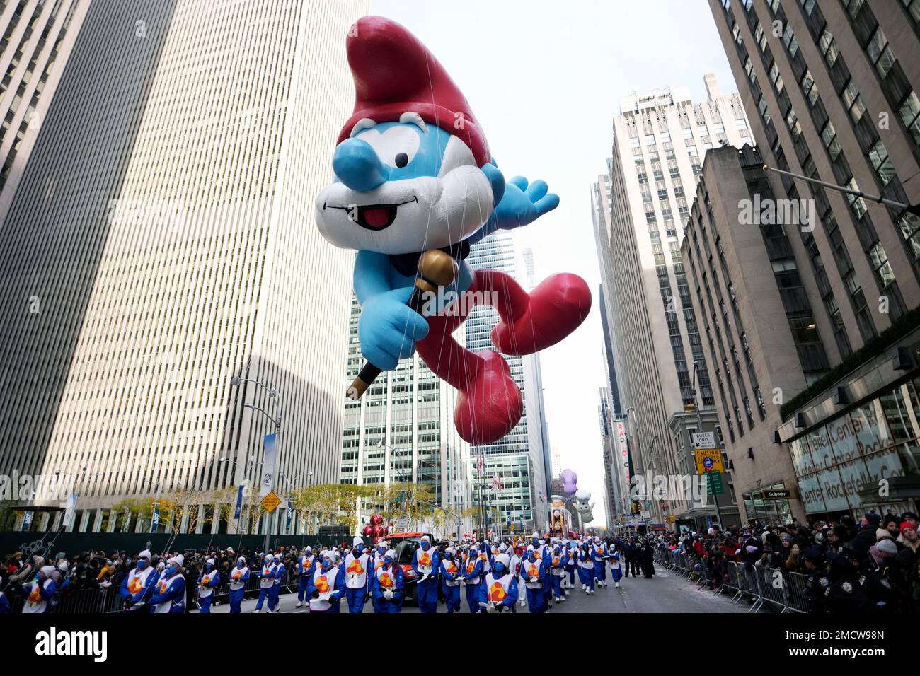 The Papa Smurf balloon floats in the Macy's Thanksgiving Day Parade on ...